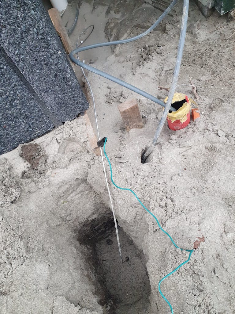 Hoe diep moet een aardpen de grond in? | Electra-Gigant